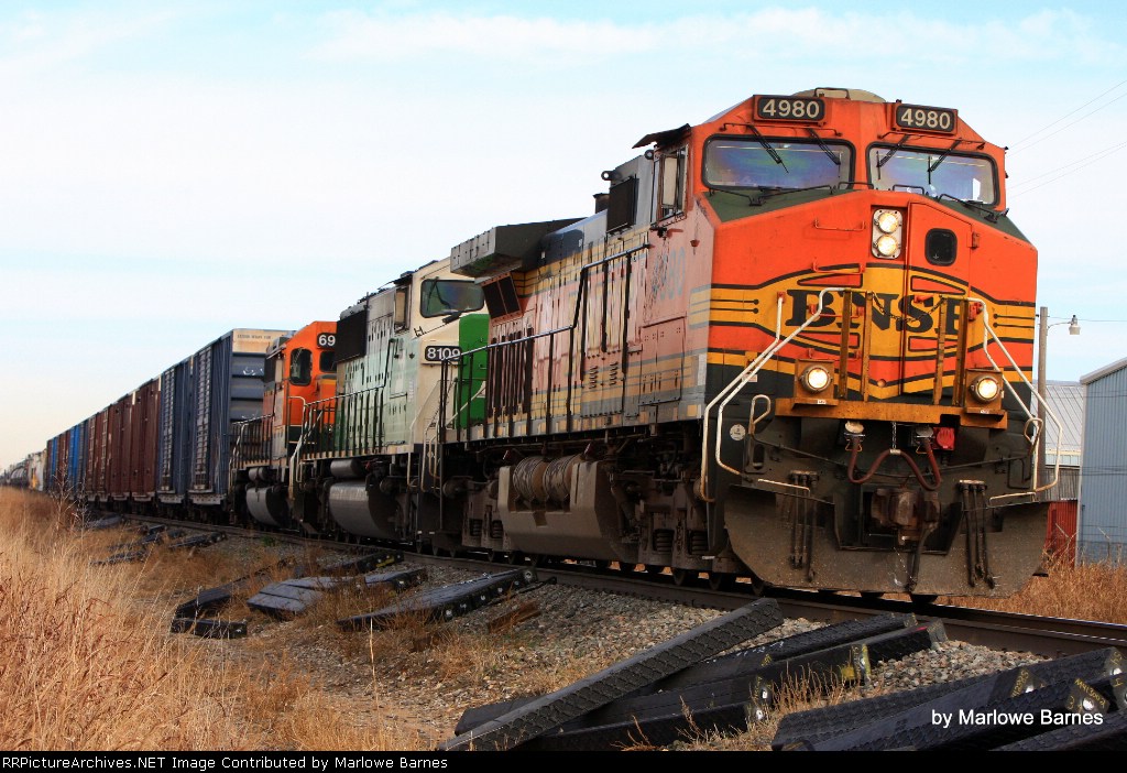 Southbound BNSF 4980 approaches the NE 12th St. crossing